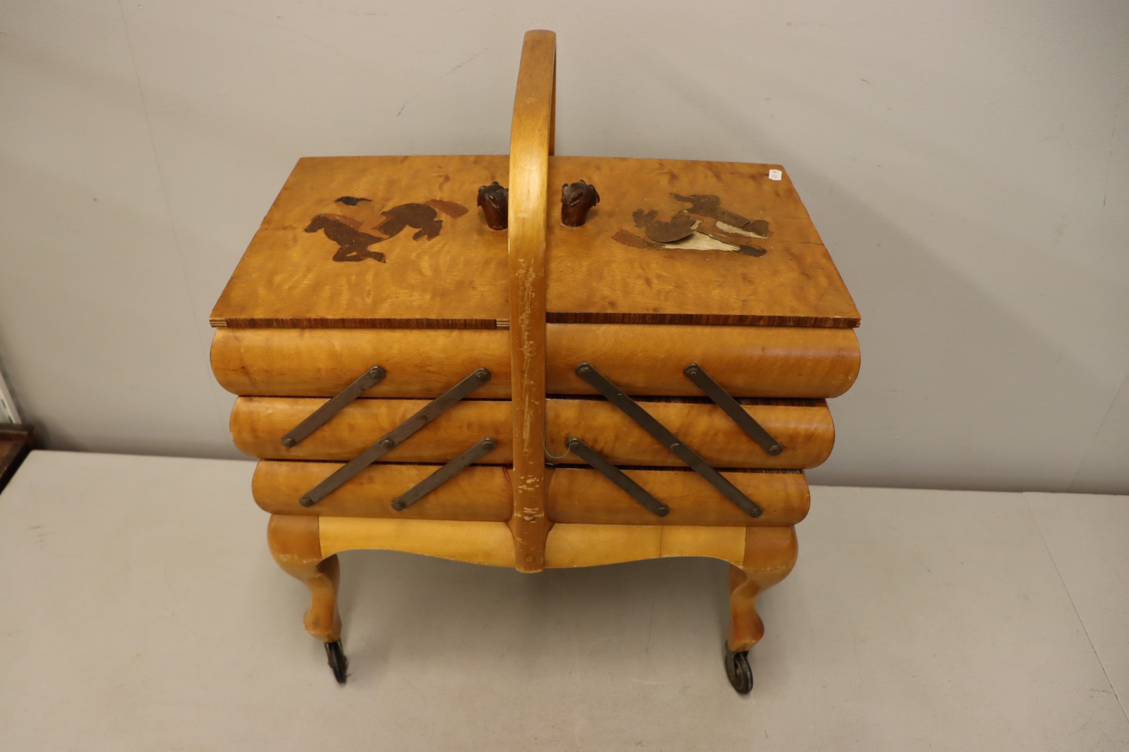 Syskrin på hjul med innehåll | Auktion.se